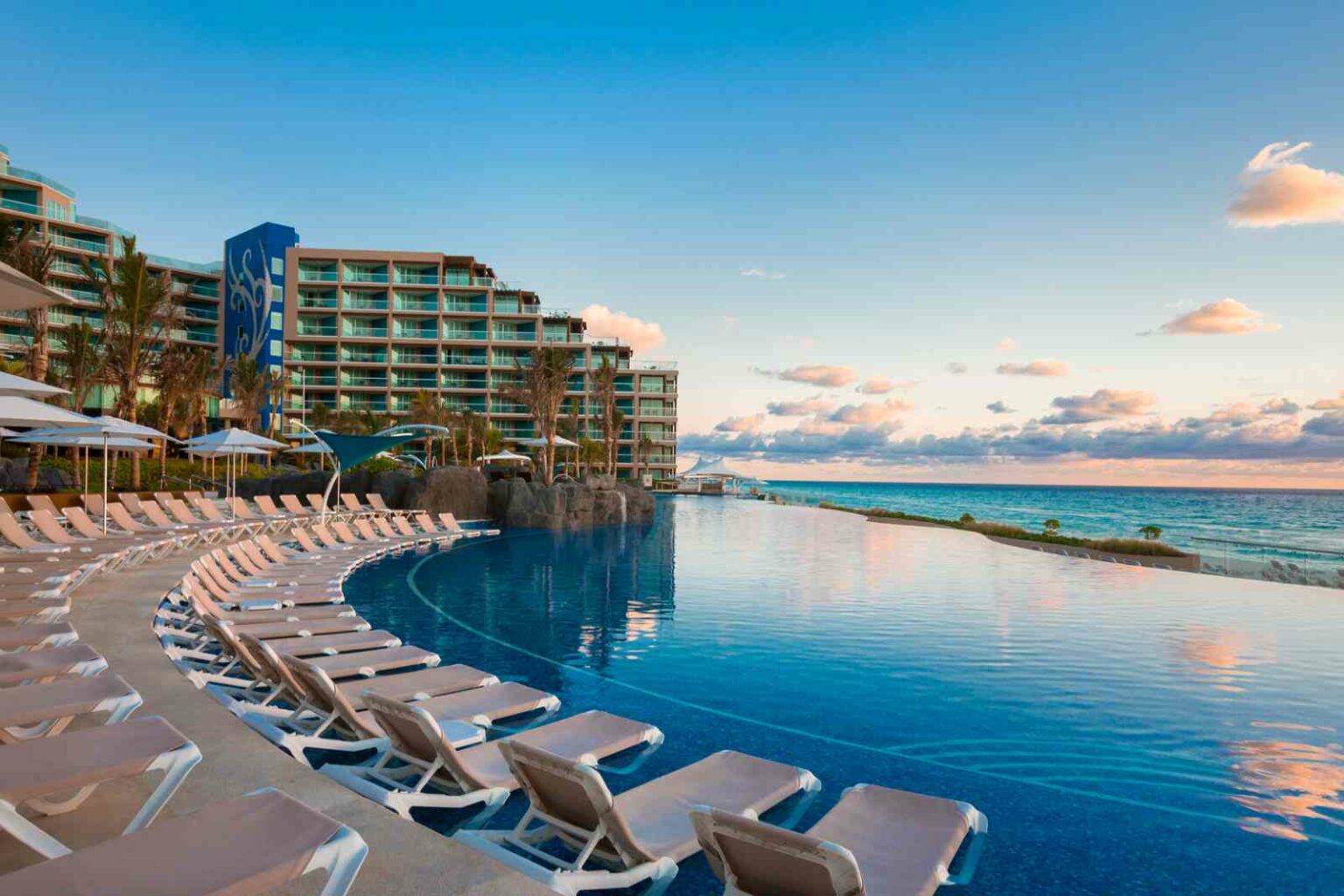 hard-rock-hotel-cancun-infinity-pool - Buenos Viajes Colombia